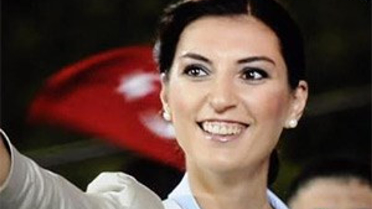 NESLİHAN DARNEL'İN AYRILIĞI İTALYAN BASINI'NDA!