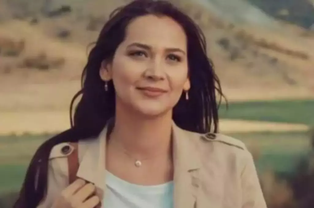 Gönül Dağı'nın Dilek'i Gülsim Ali süper minisi elbisesiyle peş peşe poz ...