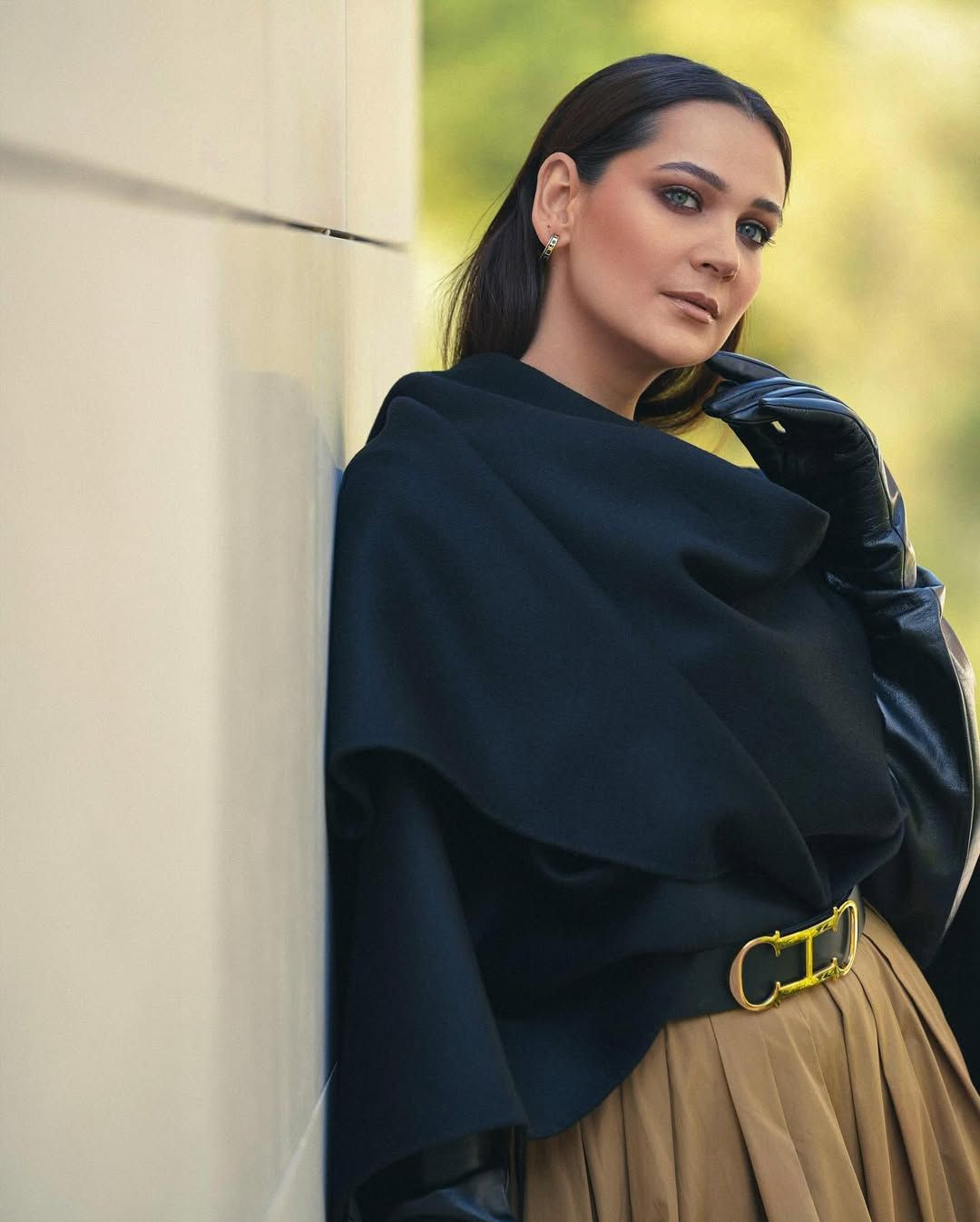 Gönül Dağı'nın Dilek'i Gülsim Ali süper minisi elbisesiyle peş peşe poz ...