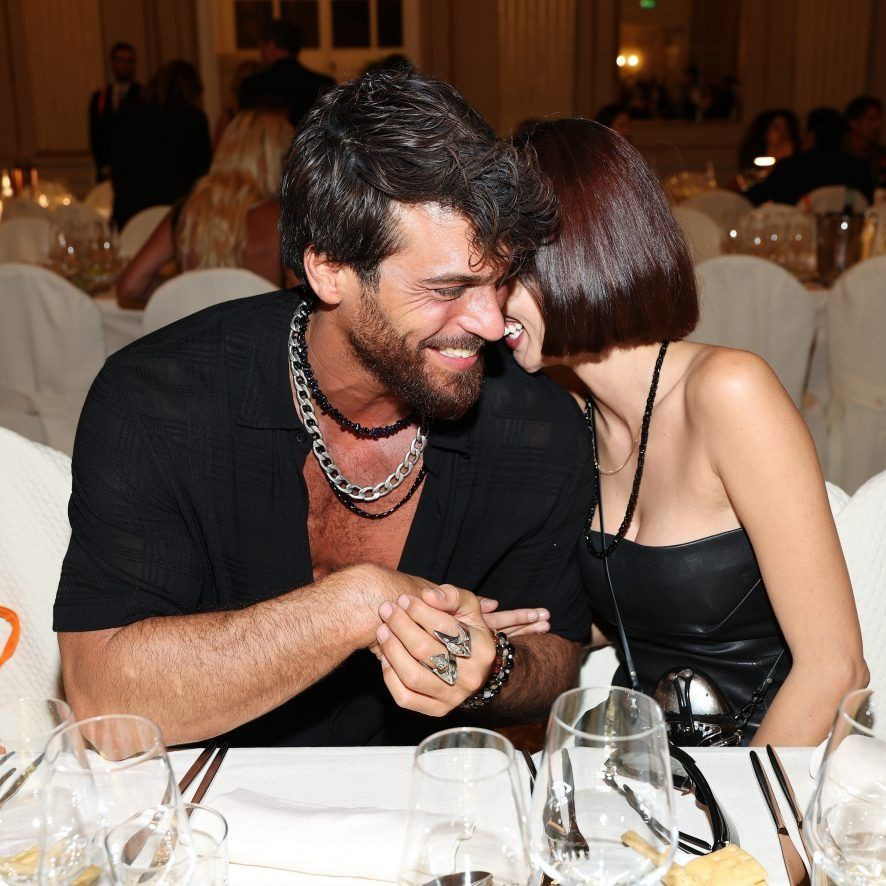 Can Yaman'dan kırmızı halıda ezber bozan poz! Yeni aşkını kucağına oturttu